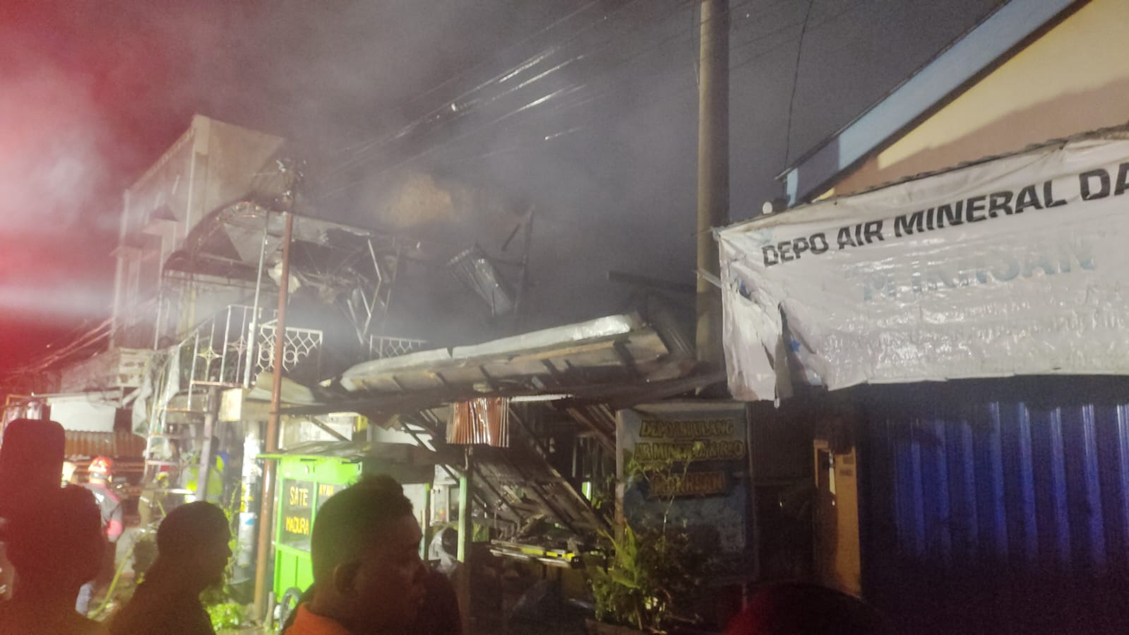 Api Mulai Padam, Petugas Disdamkartan Lakukan Pendinginan Api yang ...