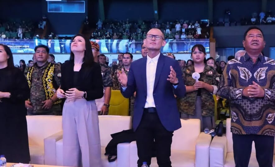 Ekti Imanuel Hadiri Ibadah KKR Kebangkitan Kristus dalam HUT LPADKT Ke ...